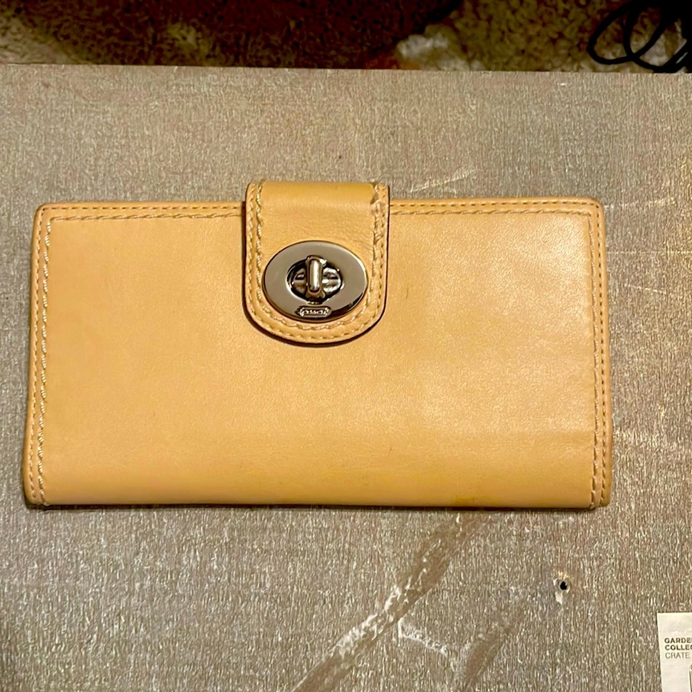 Coach Wallet Clutch Turn Lock Gold Metallic - Gem